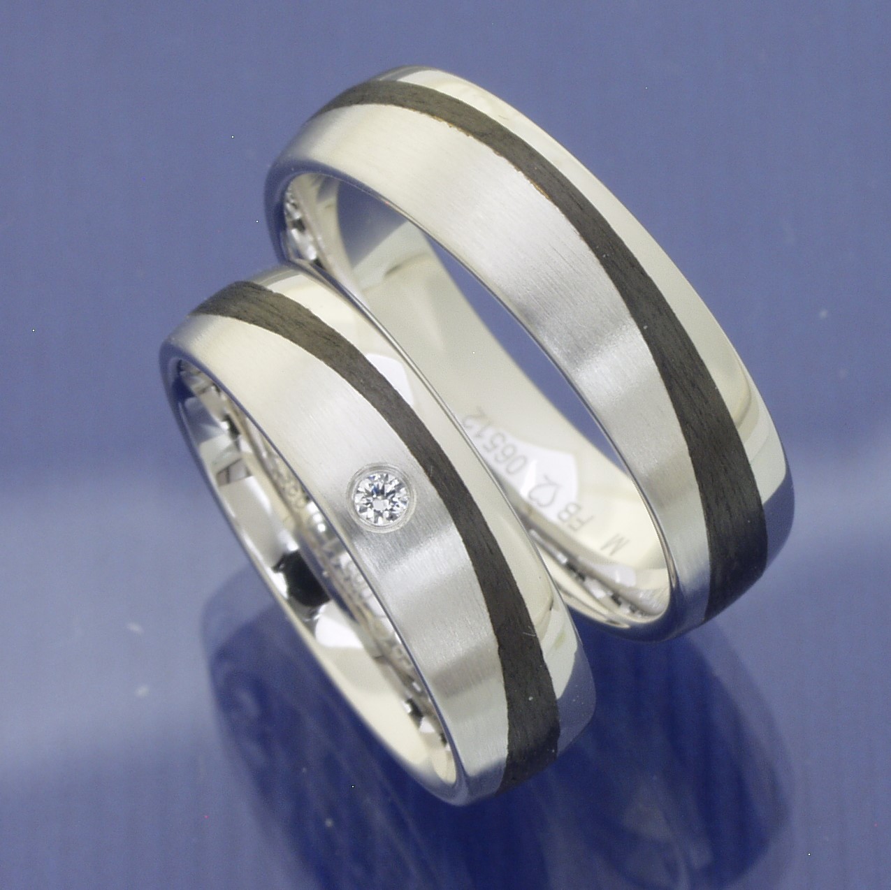 eheringe-shop - Trauringe aus 600 Platin & Carbon Welle mit Brillant ...